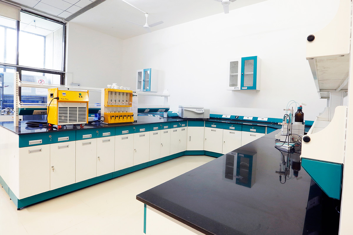 High-Quality Laboratory Furniture for Modern Research Facilities